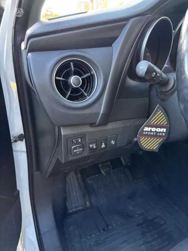 Balts Toyota Auris 2017 Klaipėda, ar dzinēja tilpumu 1.36 L un nobraukumu 264 tūkst. km par 7200 €, foto 6 vietnē AUTOMOTO.COM.LV