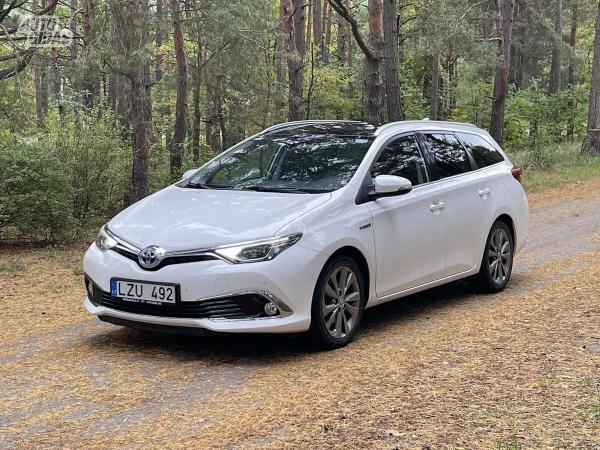 White Toyota Auris 2017 in Kaunas, with an engine capacity of 1.80 L and mileage of 260 thousand km for 9200 €, photo 1 on AUTOMOTO.COM.LV