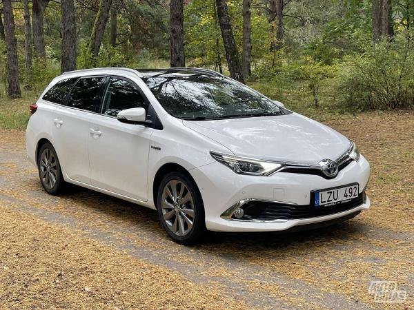 White Toyota Auris 2017 in Kaunas, with an engine capacity of 1.80 L and mileage of 260 thousand km for 9200 €, photo 3 on AUTOMOTO.COM.LV