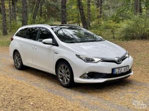 White Toyota Auris 2017 in Kaunas, with an engine capacity of 1.80 L and mileage of 260 thousand km for 9200 €, photo 3 on AUTOMOTO.COM.LV