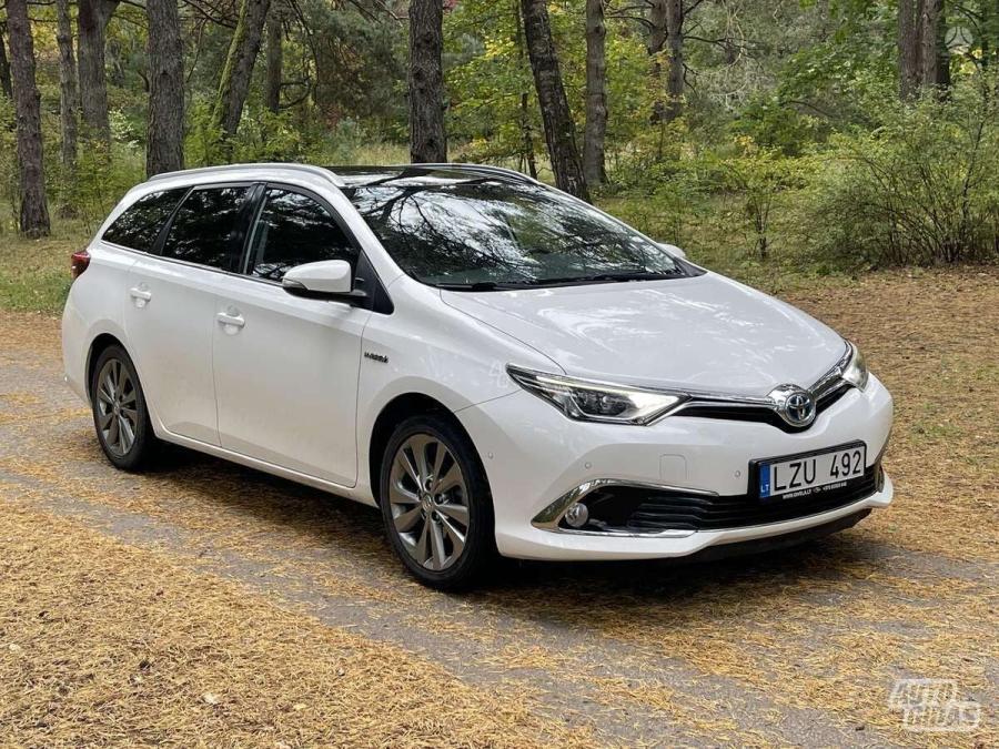 White Toyota Auris 2017 in Kaunas, with an engine capacity of 1.80 L and mileage of 260 thousand km for 9200 €, photo 3 on AUTOMOTO.COM.LV