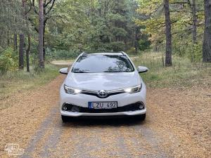 White Toyota Auris 2017 in Kaunas, with an engine capacity of 1.80 L and mileage of 260 thousand km for 9200 €, photo 4 on AUTOMOTO.COM.LV