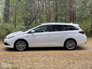 White Toyota Auris 2017 in Kaunas, with an engine capacity of 1.80 L and mileage of 260 thousand km for 9200 €, photo 5 on AUTOMOTO.COM.LV