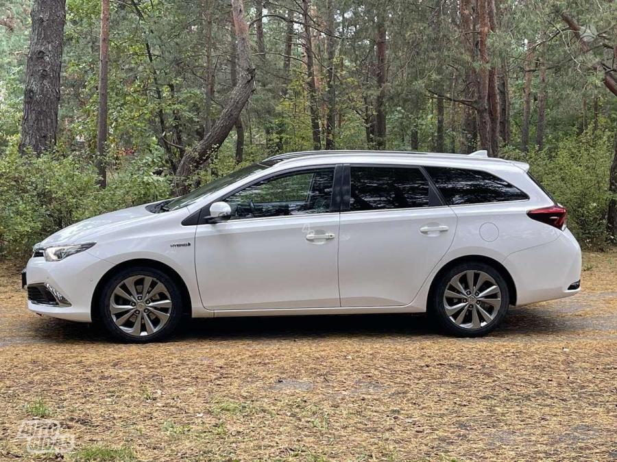 White Toyota Auris 2017 in Kaunas, with an engine capacity of 1.80 L and mileage of 260 thousand km for 9200 €, photo 5 on AUTOMOTO.COM.LV