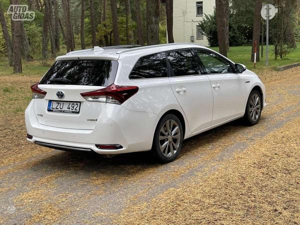 White Toyota Auris 2017 in Kaunas, with an engine capacity of 1.80 L and mileage of 260 thousand km for 9200 €, photo 6 on AUTOMOTO.COM.LV
