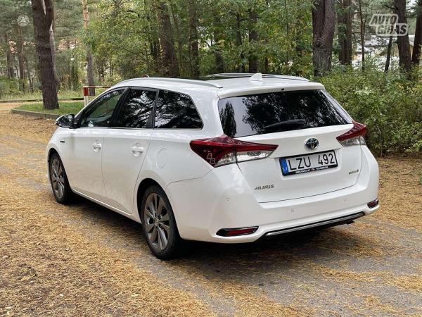 White Toyota Auris 2017 in Kaunas, with an engine capacity of 1.80 L and mileage of 260 thousand km for 9200 €, photo 7 on AUTOMOTO.COM.LV