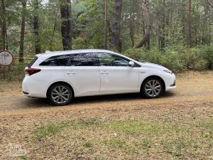 White Toyota Auris 2017 in Kaunas, with an engine capacity of 1.80 L and mileage of 260 thousand km for 9200 €, photo 8 on AUTOMOTO.COM.LV