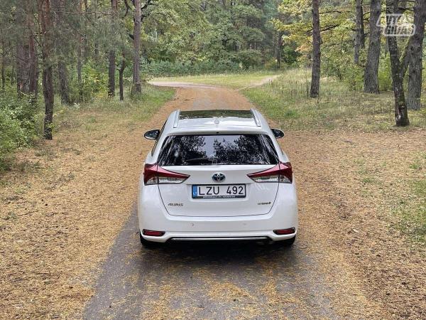 White Toyota Auris 2017 in Kaunas, with an engine capacity of 1.80 L and mileage of 260 thousand km for 9200 €, photo 9 on AUTOMOTO.COM.LV
