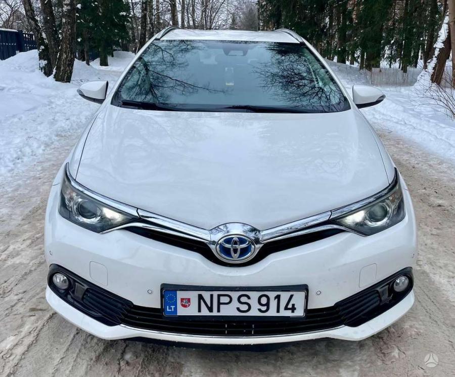 White Toyota Auris 2018 in Vilnius, with an engine capacity of 1.80 L and mileage of 210 thousand km for 8800 €, photo 2 on AUTOMOTO.COM.LV