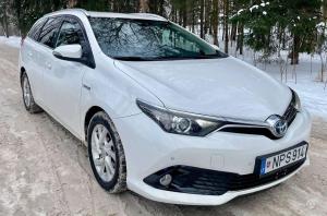 White Toyota Auris 2018 in Vilnius, with an engine capacity of 1.80 L and mileage of 210 thousand km for 8800 €, photo 3 on AUTOMOTO.COM.LV
