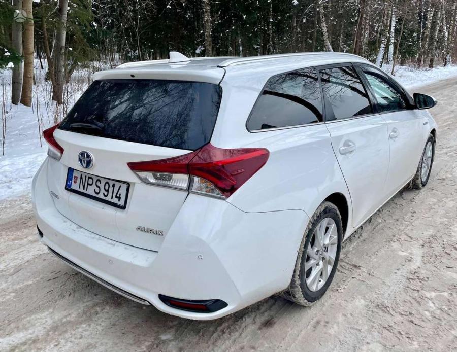 White Toyota Auris 2018 in Vilnius, with an engine capacity of 1.80 L and mileage of 210 thousand km for 8800 €, photo 4 on AUTOMOTO.COM.LV