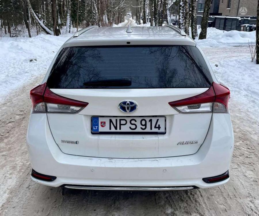 White Toyota Auris 2018 in Vilnius, with an engine capacity of 1.80 L and mileage of 210 thousand km for 8800 €, photo 5 on AUTOMOTO.COM.LV