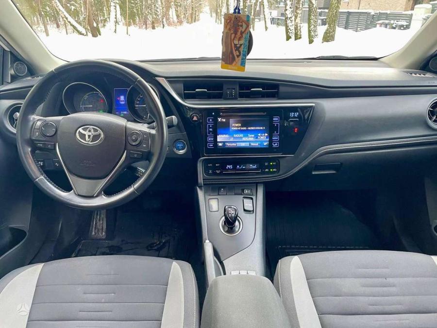 White Toyota Auris 2018 in Vilnius, with an engine capacity of 1.80 L and mileage of 210 thousand km for 8800 €, photo 7 on AUTOMOTO.COM.LV