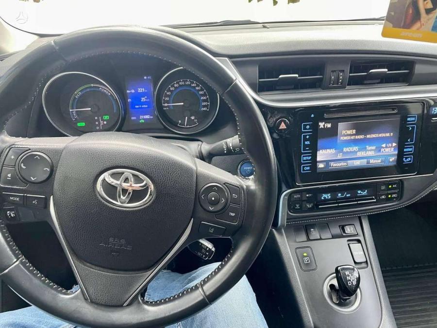White Toyota Auris 2018 in Vilnius, with an engine capacity of 1.80 L and mileage of 210 thousand km for 8800 €, photo 11 on AUTOMOTO.COM.LV