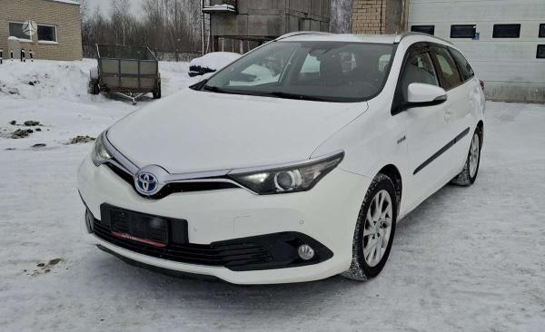 White Toyota Auris 2018 in Panevezys, with an engine capacity of 1.80 L and mileage of 380 thousand km for 6750 €, photo 1 on AUTOMOTO.COM.LV