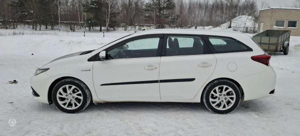 White Toyota Auris 2018 in Panevezys, with an engine capacity of 1.80 L and mileage of 380 thousand km for 6750 €, photo 2 on AUTOMOTO.COM.LV
