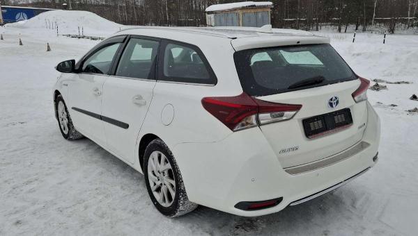 White Toyota Auris 2018 in Panevezys, with an engine capacity of 1.80 L and mileage of 380 thousand km for 6750 €, photo 3 on AUTOMOTO.COM.LV