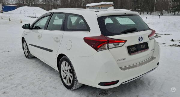 White Toyota Auris 2018 in Panevezys, with an engine capacity of 1.80 L and mileage of 380 thousand km for 6750 €, photo 4 on AUTOMOTO.COM.LV
