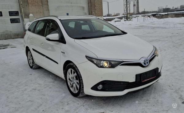 White Toyota Auris 2018 in Panevezys, with an engine capacity of 1.80 L and mileage of 380 thousand km for 6750 €, photo 7 on AUTOMOTO.COM.LV
