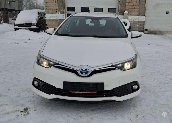 White Toyota Auris 2018 in Panevezys, with an engine capacity of 1.80 L and mileage of 380 thousand km for 6750 €, photo 8 on AUTOMOTO.COM.LV