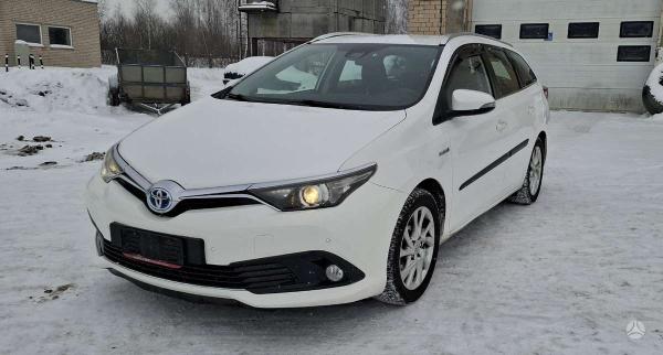 White Toyota Auris 2018 in Panevezys, with an engine capacity of 1.80 L and mileage of 380 thousand km for 6750 €, photo 9 on AUTOMOTO.COM.LV
