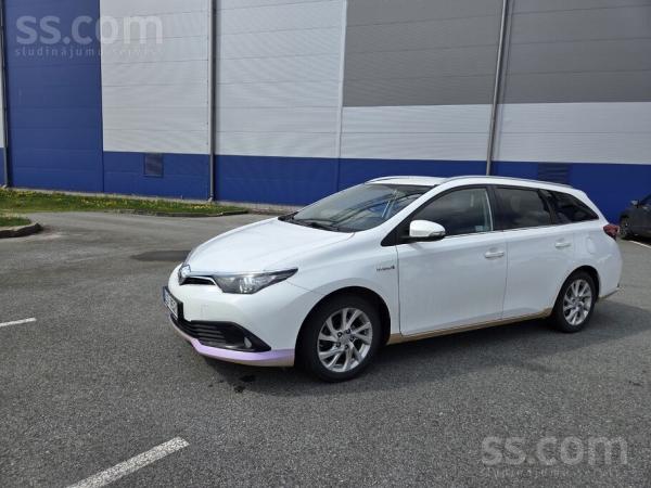 White Toyota Auris 2018 in Riga, with an engine capacity of 1.80 L and mileage of 290 thousand km for 9000 €, photo 1 on AUTOMOTO.COM.LV