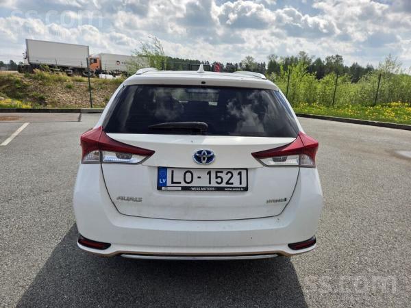 White Toyota Auris 2018 in Riga, with an engine capacity of 1.80 L and mileage of 290 thousand km for 9000 €, photo 4 on AUTOMOTO.COM.LV