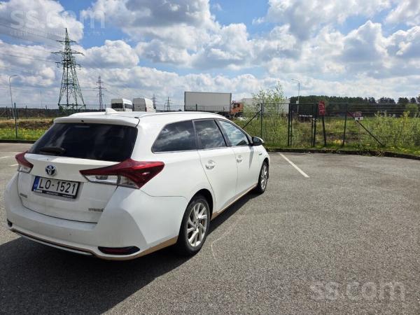White Toyota Auris 2018 in Riga, with an engine capacity of 1.80 L and mileage of 290 thousand km for 9000 €, photo 5 on AUTOMOTO.COM.LV