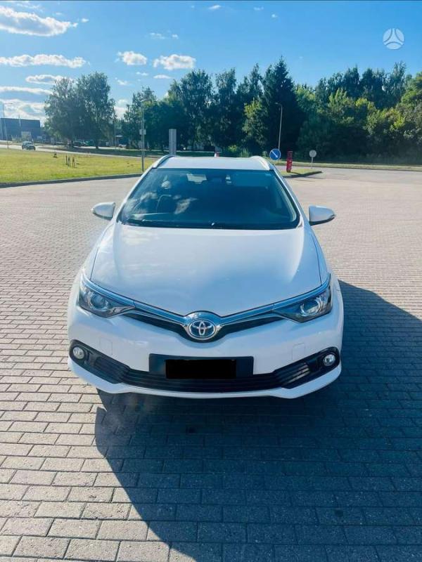 White Toyota Auris 2018 in Panevezys, with an engine capacity of 1.80 L and mileage of 236 thousand km for 8600 €, photo 2 on AUTOMOTO.COM.LV