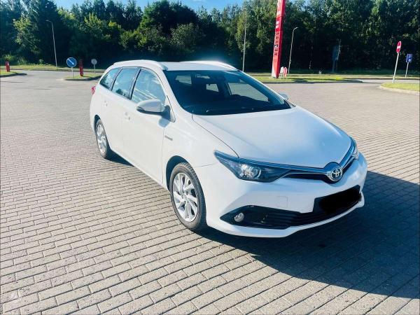 White Toyota Auris 2018 in Panevezys, with an engine capacity of 1.80 L and mileage of 236 thousand km for 8600 €, photo 3 on AUTOMOTO.COM.LV
