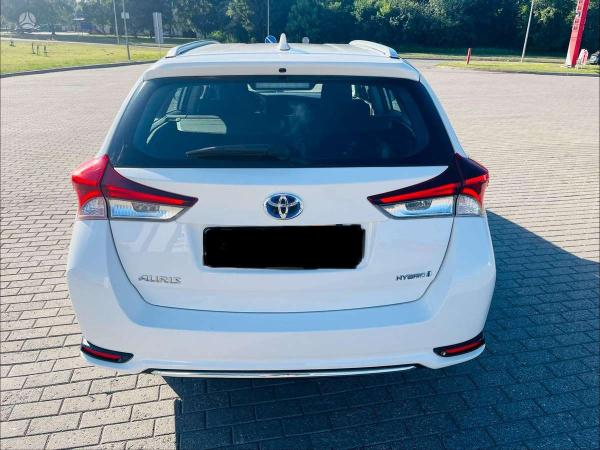 White Toyota Auris 2018 in Panevezys, with an engine capacity of 1.80 L and mileage of 236 thousand km for 8600 €, photo 7 on AUTOMOTO.COM.LV