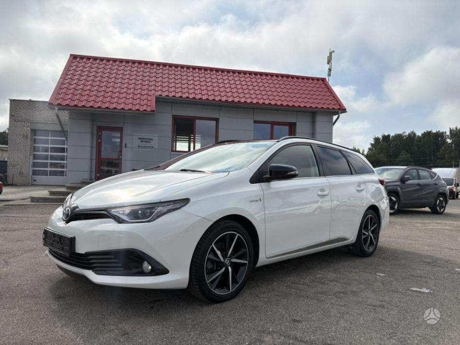 Balts Toyota Auris 2018 Radviliškis, ar dzinēja tilpumu 1.80 L un nobraukumu 214 tūkst. km par 11350 €, foto 1 vietnē AUTOMOTO.COM.LV