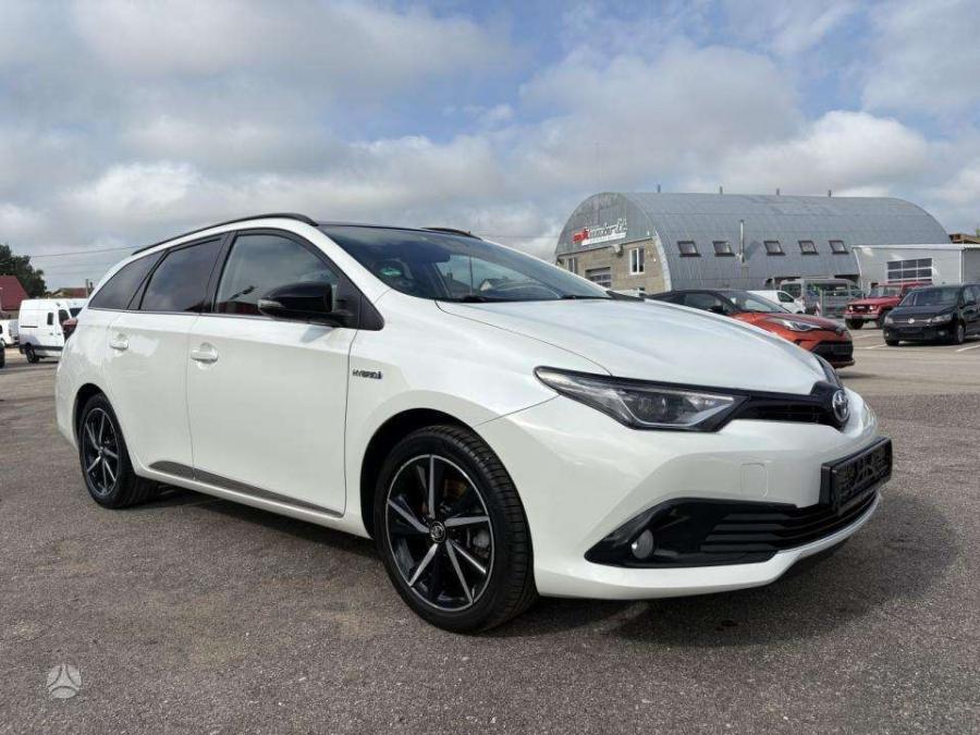 Balts Toyota Auris 2018 Radviliškis, ar dzinēja tilpumu 1.80 L un nobraukumu 214 tūkst. km par 11350 €, foto 3 vietnē AUTOMOTO.COM.LV