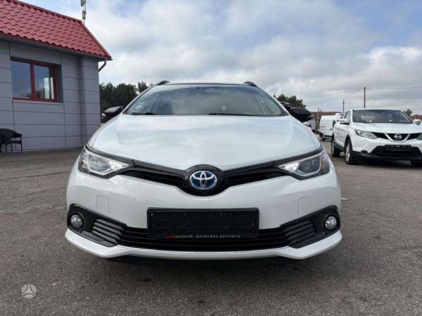 White Toyota Auris 2018 in Radviliskis, with an engine capacity of 1.80 L and mileage of 214 thousand km for 11350 €, photo 5 on AUTOMOTO.COM.LV