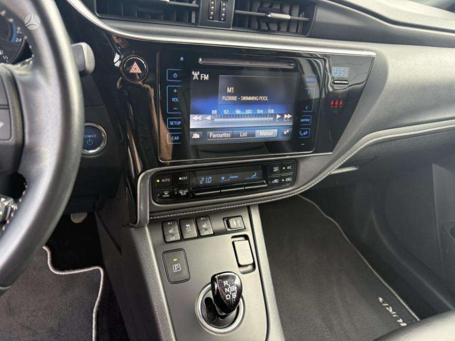 Balts Toyota Auris 2018 Radviliškis, ar dzinēja tilpumu 1.80 L un nobraukumu 214 tūkst. km par 11350 €, foto 18 vietnē AUTOMOTO.COM.LV