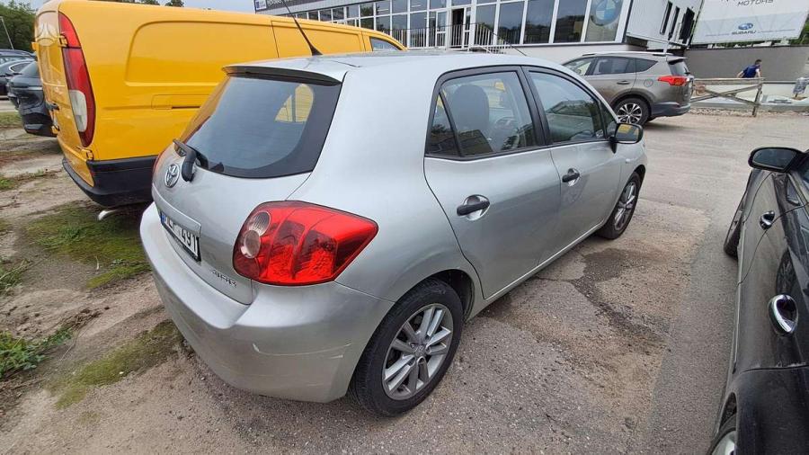 Yellow Toyota Auris 2008 in Vilnius, with an engine capacity of 1.36 L and mileage of 328 thousand km for 800 €, photo 4 on AUTOMOTO.COM.LV