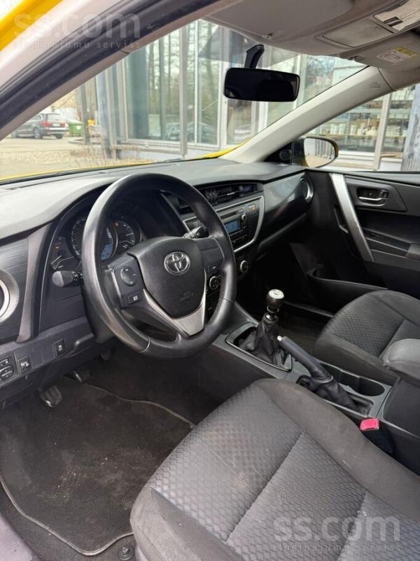 Yellow Toyota Auris 2014 in Riga, with an engine capacity of 1.40 L and mileage of 0 thousand km for 2700 €, photo 6 on AUTOMOTO.COM.LV
