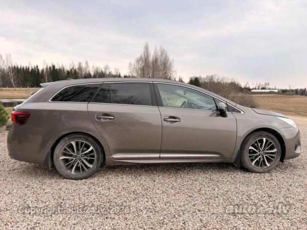 Beige Toyota Avensis 2016 in Tallinn, with an engine capacity of 1.80 L and mileage of 140 thousand km for 10900 €, photo 1 on AUTOMOTO.COM.LV