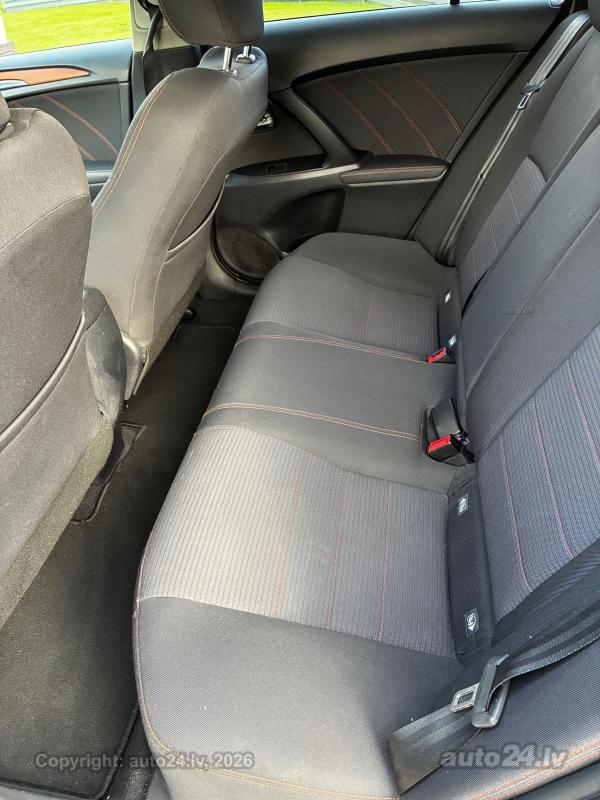 Beige Toyota Avensis 2016 in Tallinn, with an engine capacity of 1.80 L and mileage of 215 thousand km for 8900 €, photo 11 on AUTOMOTO.COM.LV