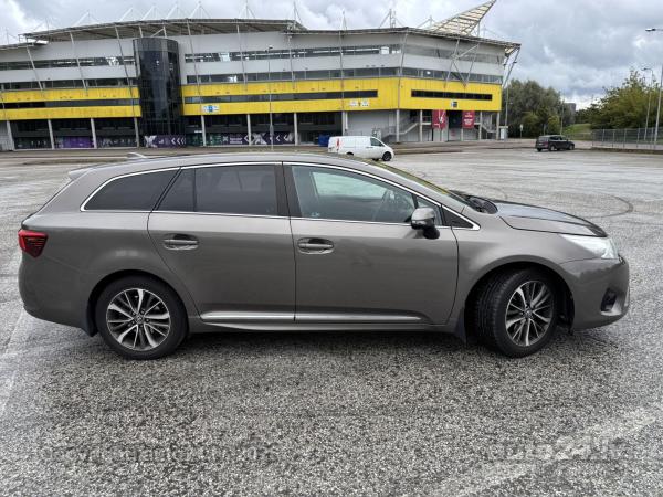 Smilšu krāsa Toyota Avensis 2016 Tallina, ar dzinēja tilpumu 1.80 L un nobraukumu 175 tūkst. km par 10900 €, foto 4 vietnē AUTOMOTO.COM.LV