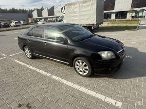 Melns Toyota Avensis 2006 Viļņa, ar dzinēja tilpumu 2.23 L un nobraukumu 300 tūkst. km par 2100 €, foto  vietnē AUTOMOTO.COM.LV