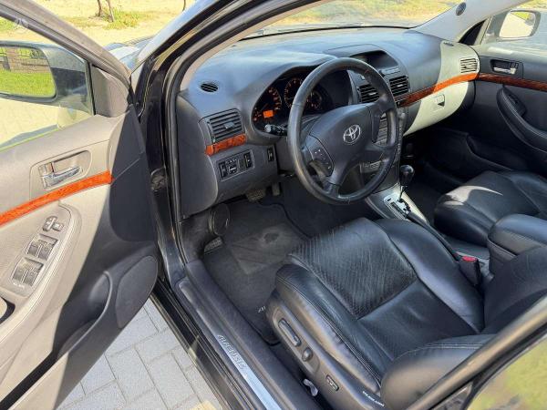 Melns Toyota Avensis 2005 Klaipėda, ar dzinēja tilpumu 2.36 L un nobraukumu 200 tūkst. km par 2000 €, foto 4 vietnē AUTOMOTO.COM.LV