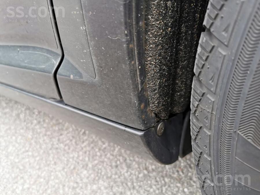 Black Toyota Avensis 2009 in Liepaja, with an engine capacity of 2.40 L and mileage of 240 thousand km for 2700 €, photo 12 on AUTOMOTO.COM.LV