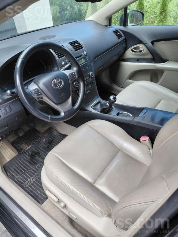 Black Toyota Avensis 2009 in Riga, with an engine capacity of 2.20 L and mileage of 287 thousand km for 3500 €, photo 4 on AUTOMOTO.COM.LV