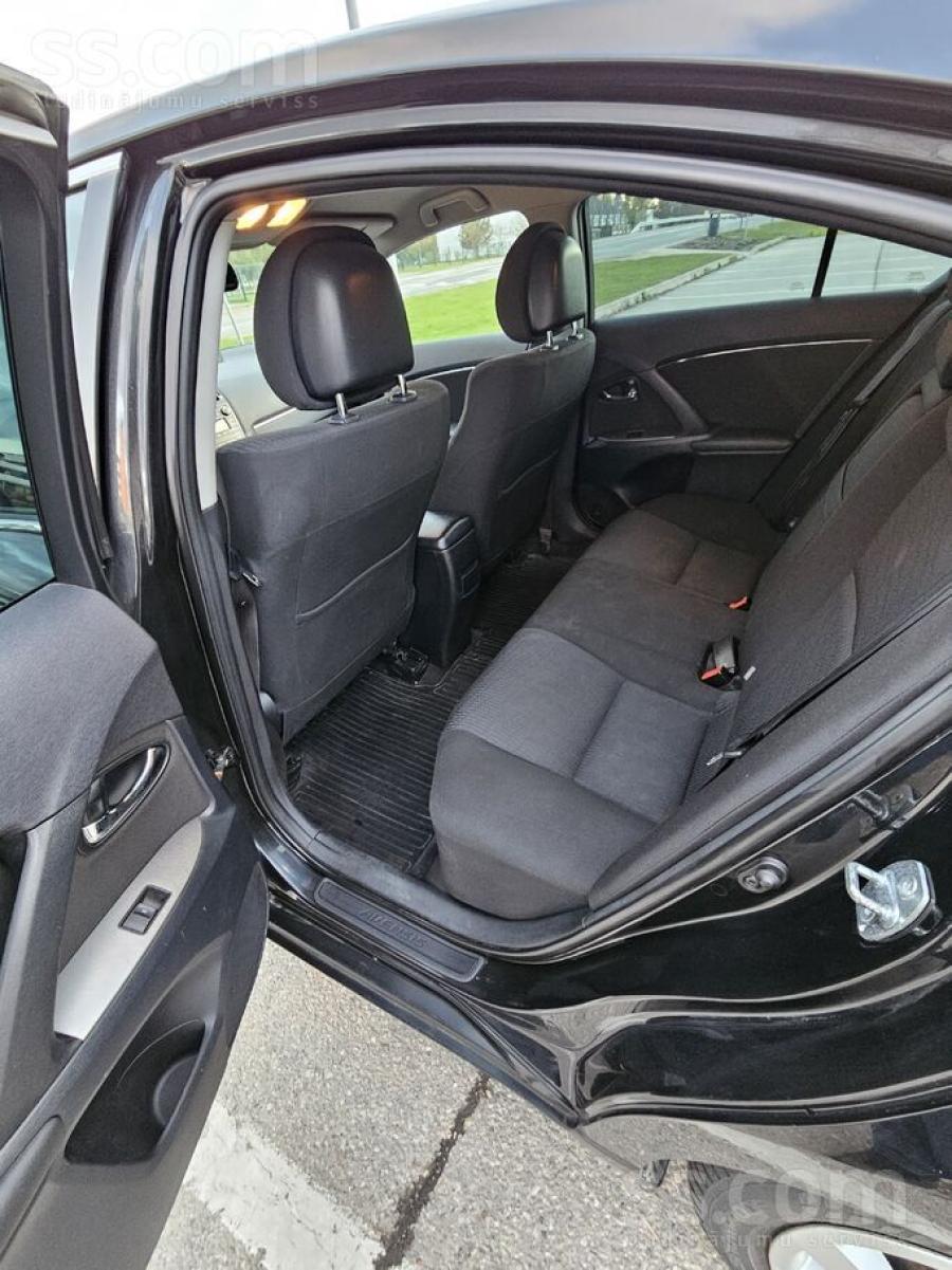 Black Toyota Avensis 2010 in Riga, with an engine capacity of 2.00 L and mileage of 299 thousand km for 3290 €, photo 9 on AUTOMOTO.COM.LV