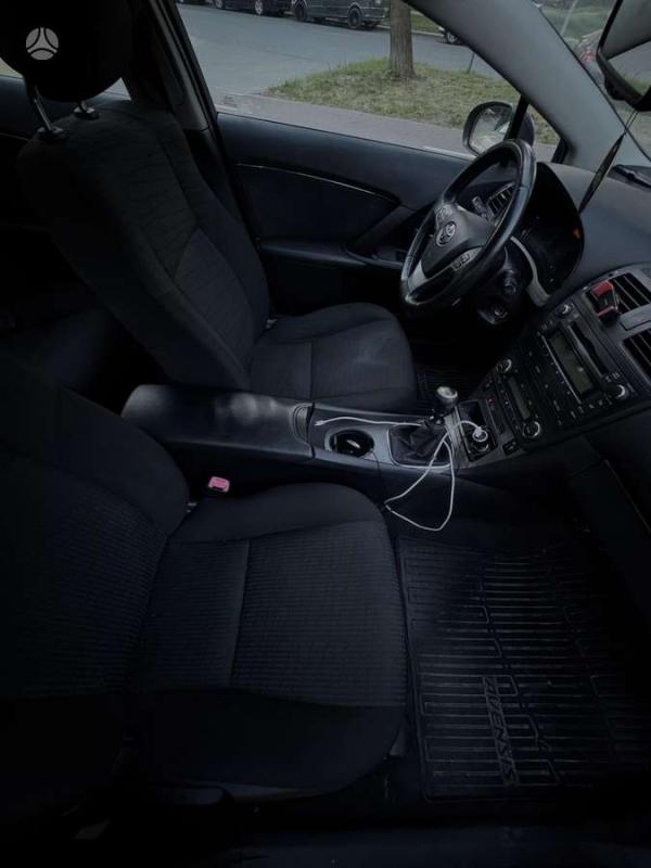 Melns Toyota Avensis 2010 Viļņa, ar dzinēja tilpumu 2.00 L un nobraukumu 366 tūkst. km par 2500 €, foto 5 vietnē AUTOMOTO.COM.LV