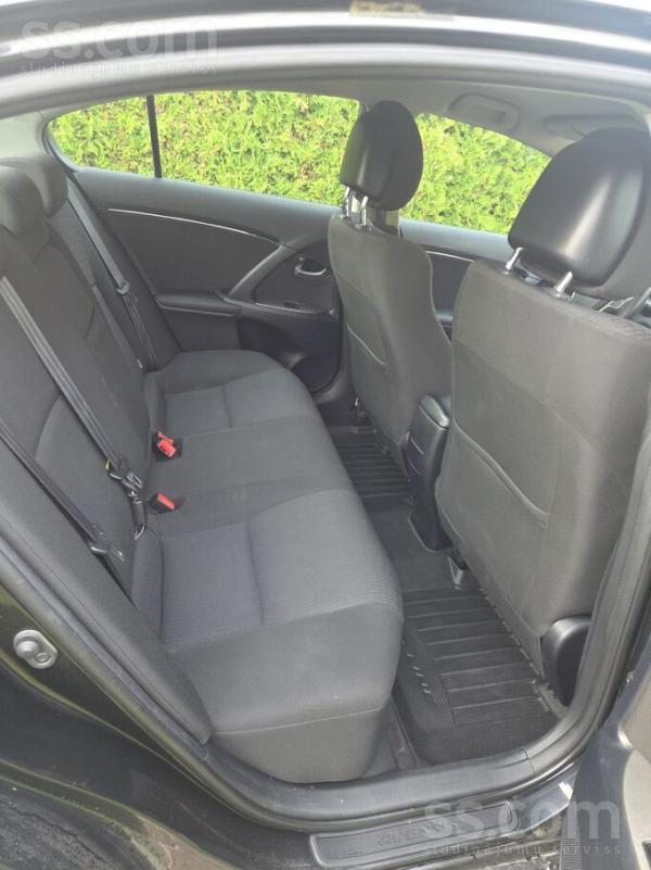 Black Toyota Avensis 2010 in Jelgava, with an engine capacity of 2.00 L and mileage of 350 thousand km for 2600 €, photo 4 on AUTOMOTO.COM.LV