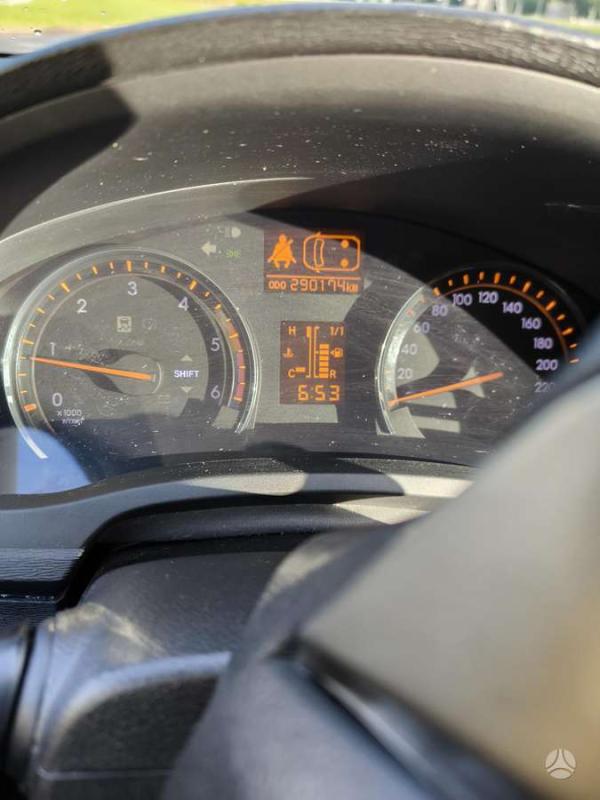 Black Toyota Avensis 2011 in Siauliai, with an engine capacity of 2.00 L and mileage of 290 thousand km for 4400 €, photo 6 on AUTOMOTO.COM.LV