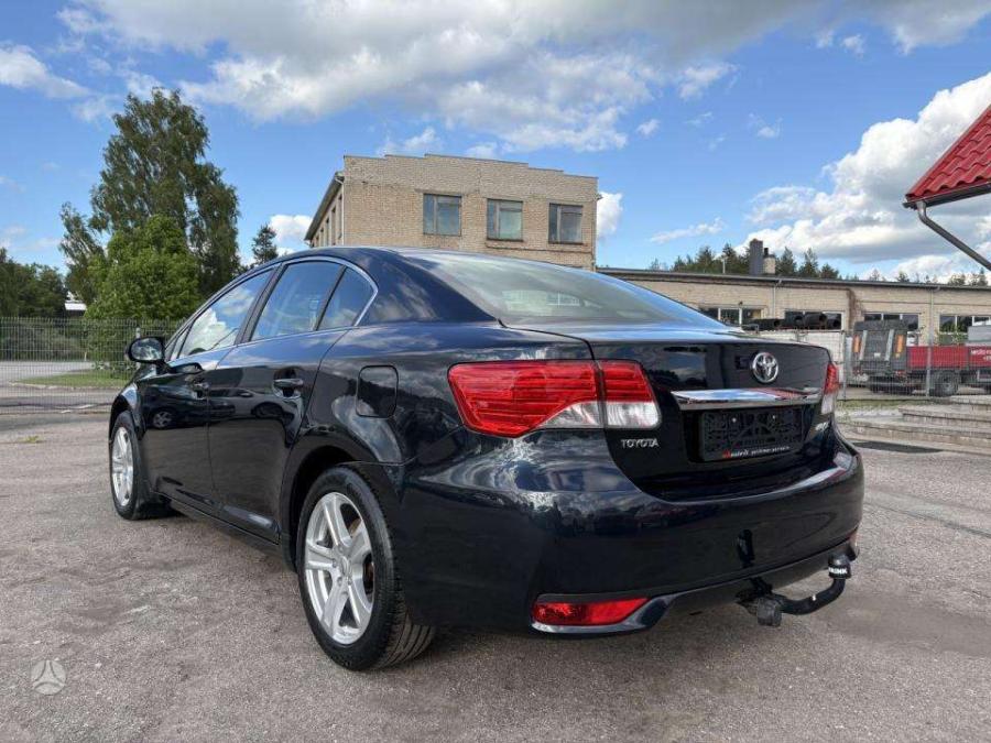 Black Toyota Avensis 2012 in Radviliskis, with an engine capacity of 1.80 L and mileage of 199 thousand km for 6750 €, photo 5 on AUTOMOTO.COM.LV