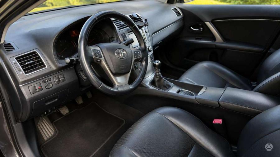 Melns Toyota Avensis 2012 Šauļi, ar dzinēja tilpumu 2.23 L un nobraukumu 393 tūkst. km par 5600 €, foto 5 vietnē AUTOMOTO.COM.LV